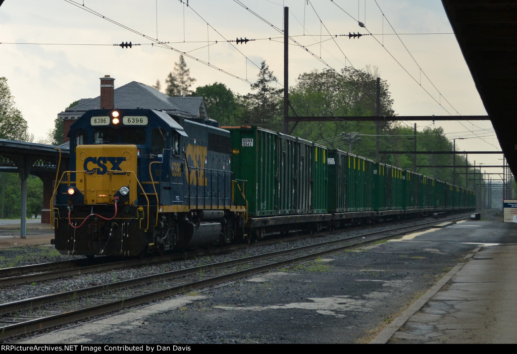 CSX GP40-2 6396 leads Q706-11